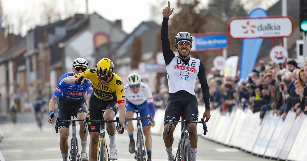 Tim van Dijke schiet uit klikpedaal en moet Molano voor laten gaan in ...