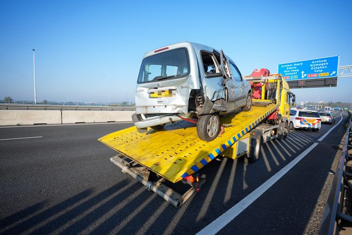 Flinke file op de A12 door botsing tussen twee auto's | Duiven ...