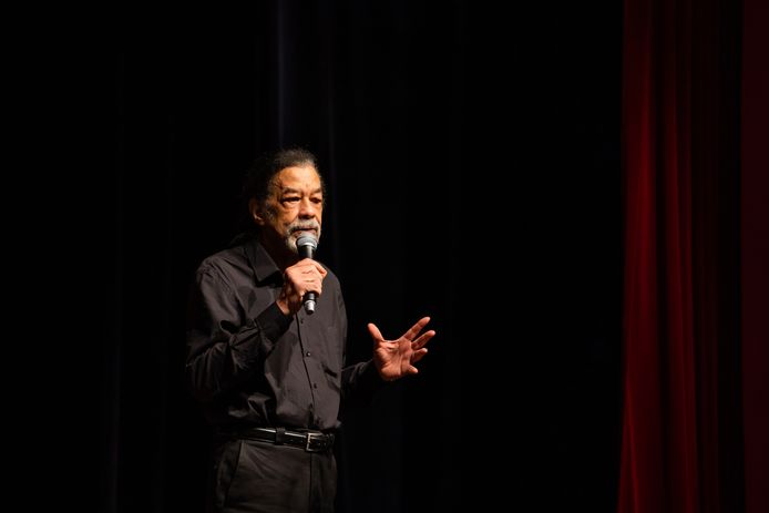 Joop is vatbaar voor de hypnose van Rasti Rostelli, als een ...