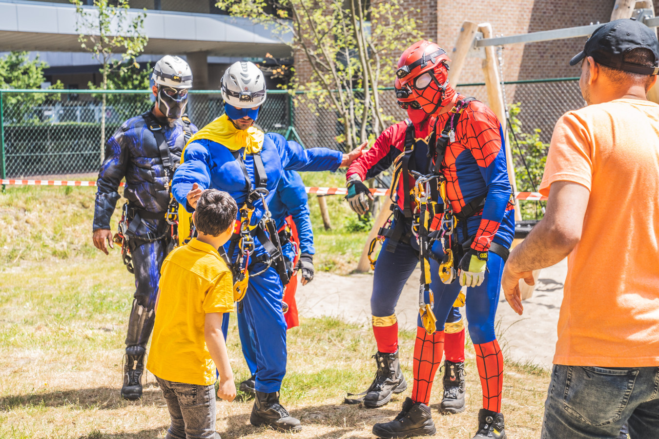 IN BEELD. Superhelden van Gentse brandweer bezorgen 100 kindjes ...