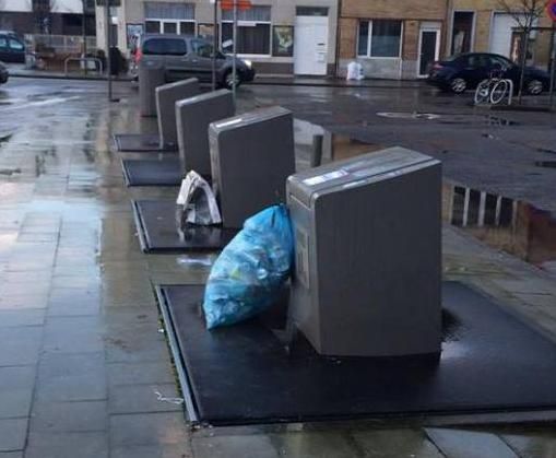 Afval gedumpt naast containers in sorteerstraatjes | Antwerpen | hln.be