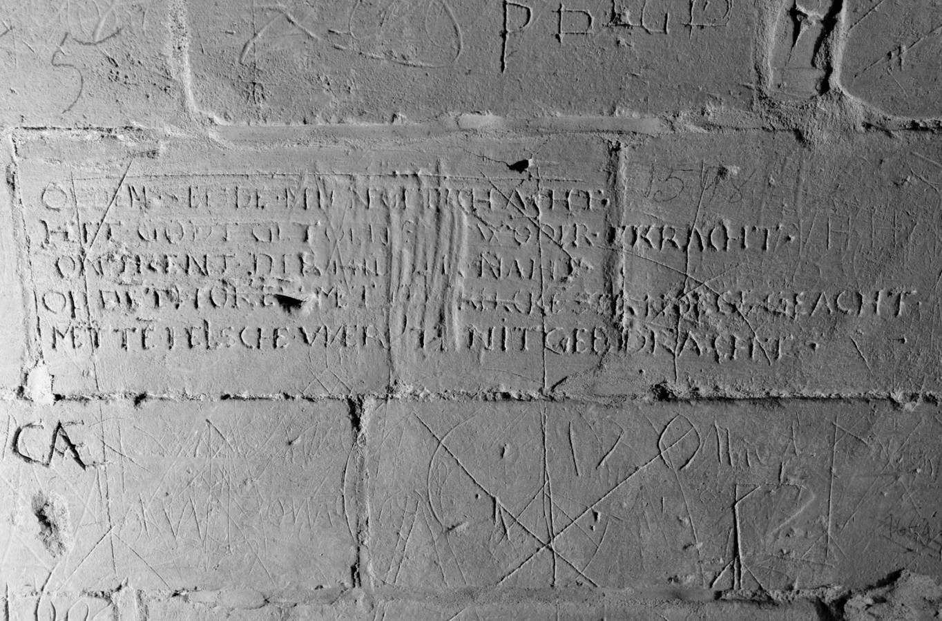 Duizenden inkervingen in Tongerse basiliek in kaart gebracht: “Penis op ...