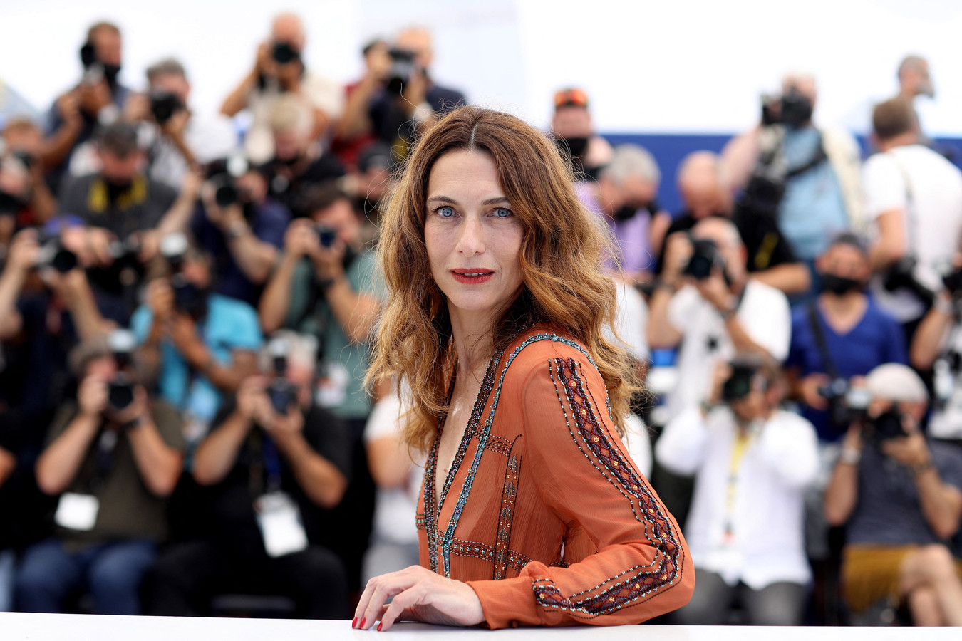 Voici la célèbre comédienne française qui remplacera Natacha Lindinger ...