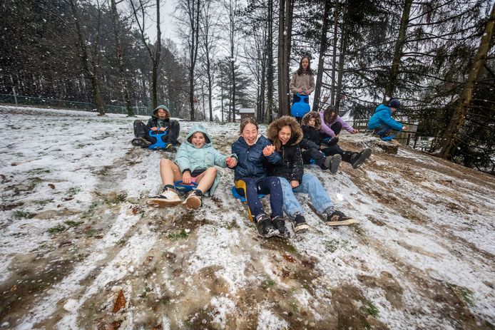 IN BEELD. Sneeuw zorgt voor speeltijd vol plezier in basisschool ...