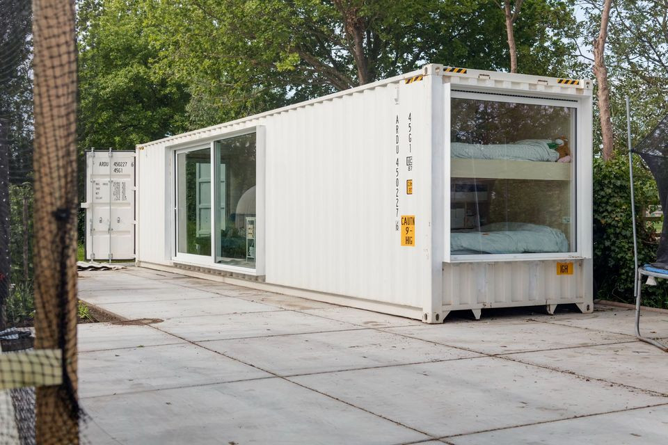 Dimitri bouwt zeecontainer om tot tiny house: ‘Met onze twee kinderen ...
