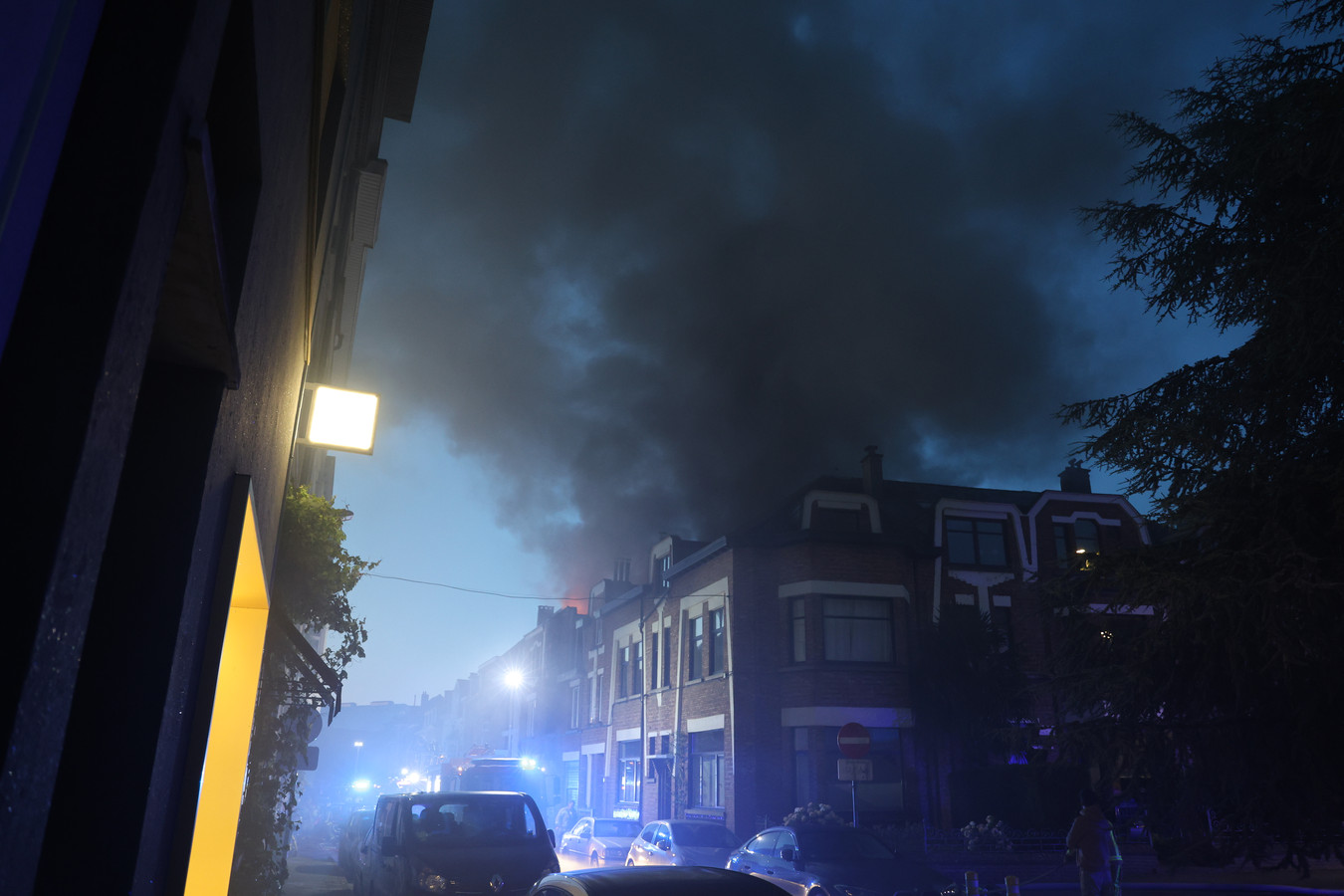 Drie woningen vernield bij uitslaande brand, 14 personen uit omliggende ...