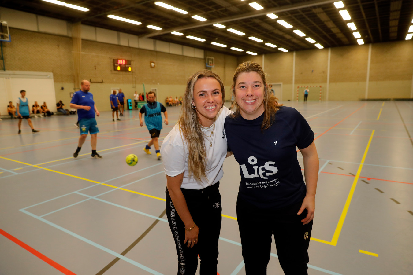Iris (26) stond zelf aan zijlijn van het leven, nu verbindt voetbalster ...