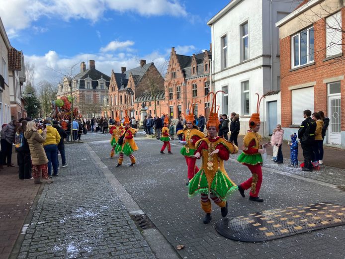 IN BEELD. Kleurrijke carnavalsstoet trekt door straten | Moerbeke-Waas ...