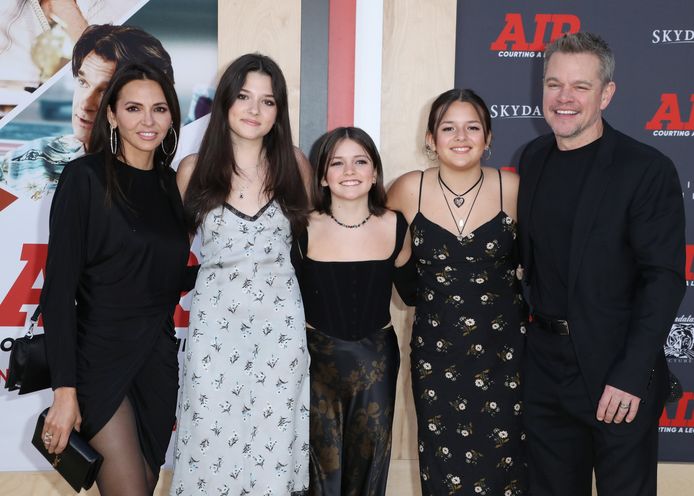Unicum: Matt Damon poseert met vrouw en drie dochters op rode loper van ...