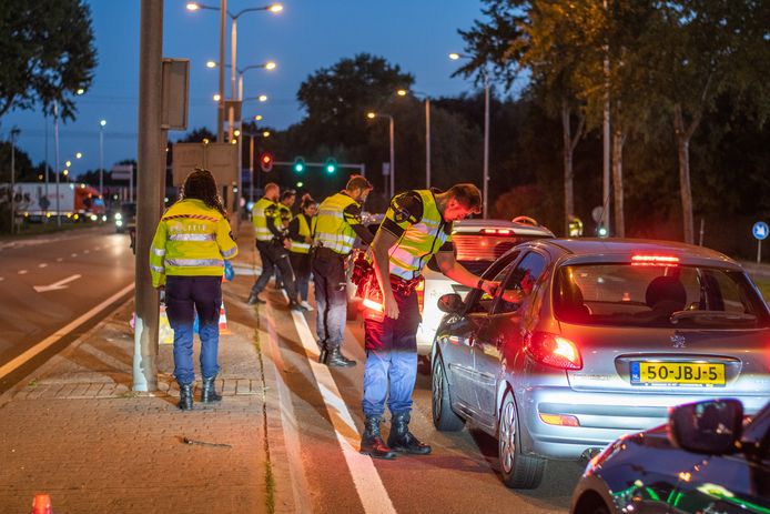Grote verkeerschaos Woerden door controle politie: ‘Hoe kunnen ze dit in de spits doen ...