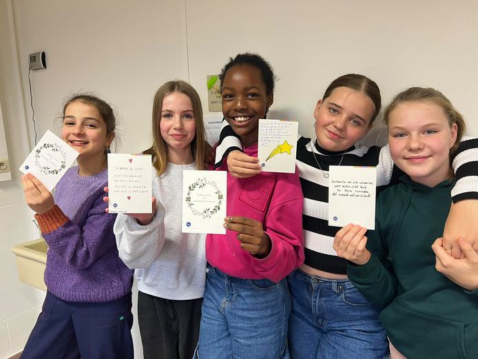 Leerlingen Via Tienen schrijven 1.500 kerstkaartjes naar bewoners en patiënten Tiense ...