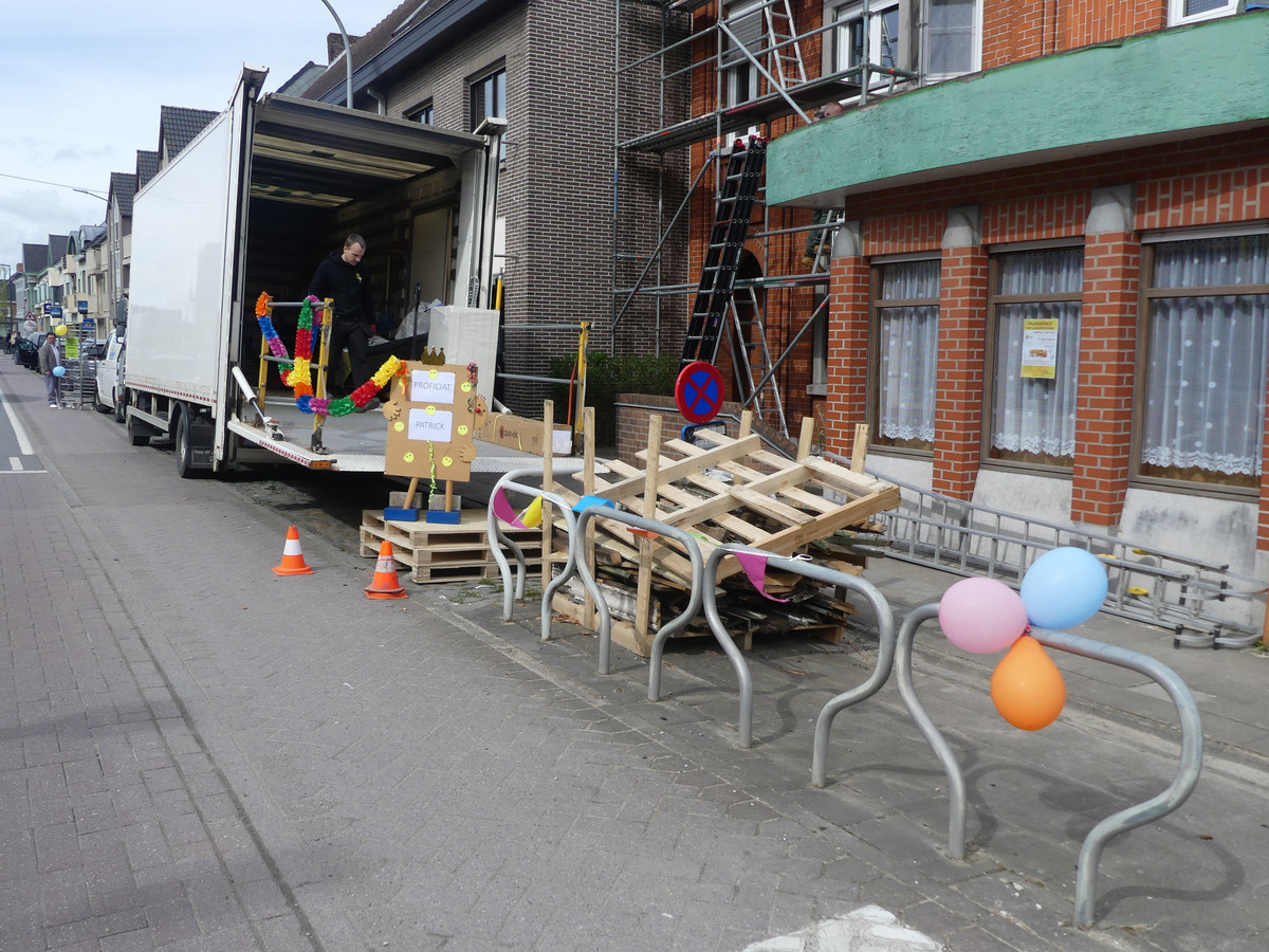 ‘Meester Patrick’ fietst voor de laatste keer naar zijn school in ...