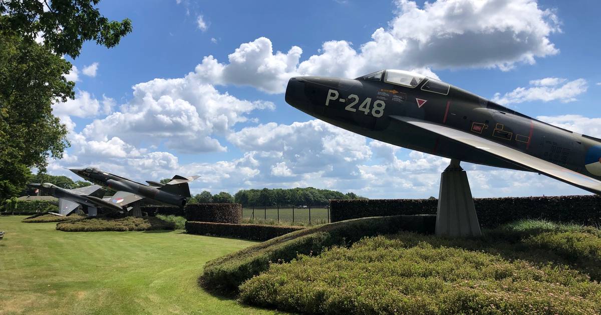Demonstratie tegen nucleaire wapens bij ingang vliegbasis Volkel - BD ...
