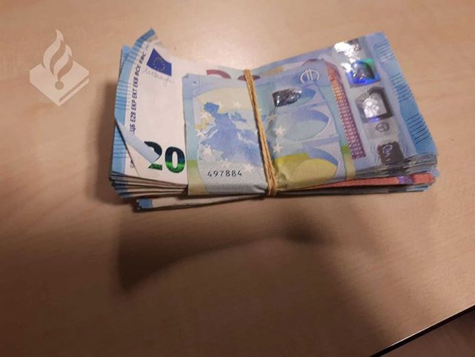 Mannen rijden rond in Helmond met dure auto's en veel geld op zak ...