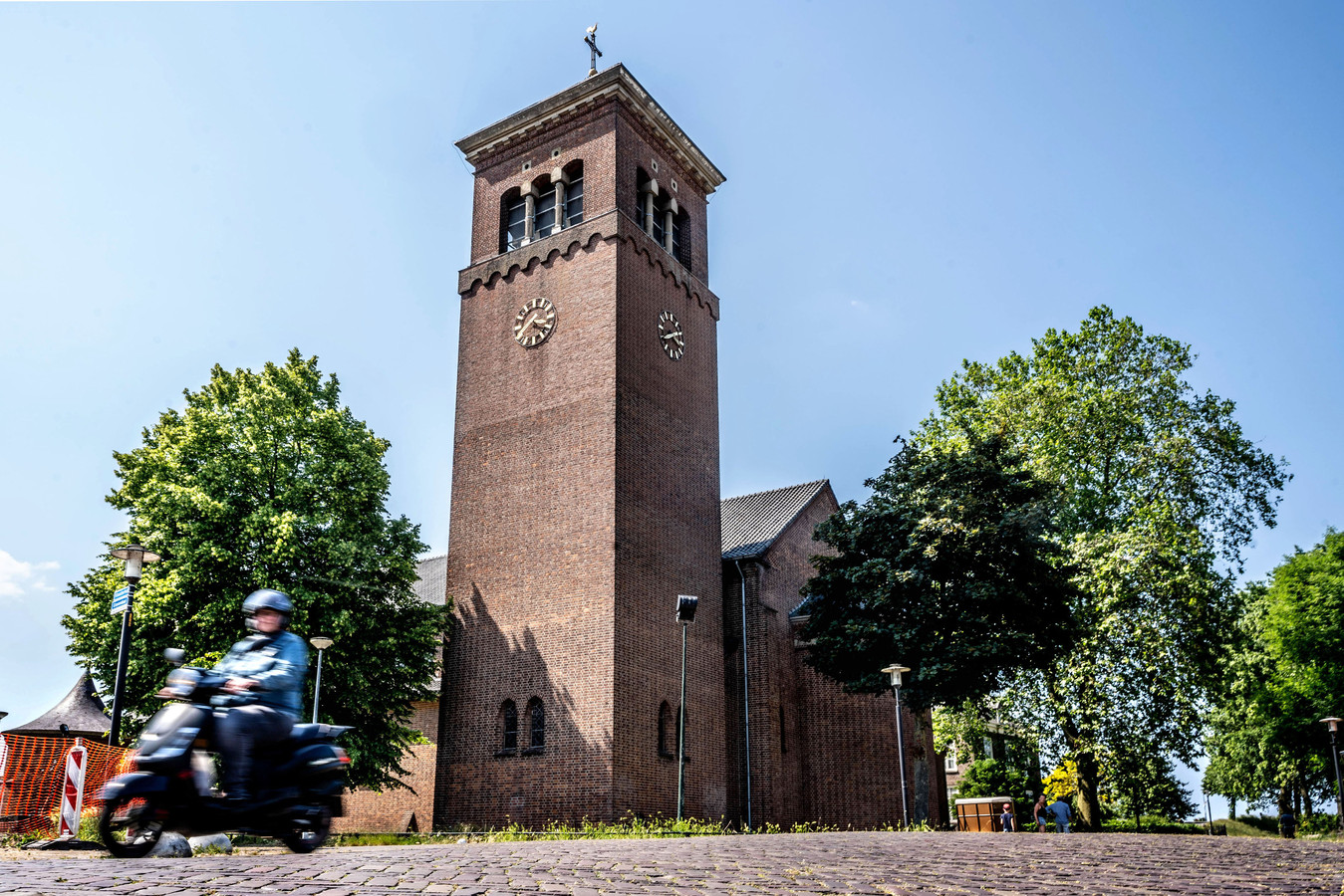 Zoon uit gevlucht gezin uit kerk Deest zegt dat ze ‘heel normale mensen ...