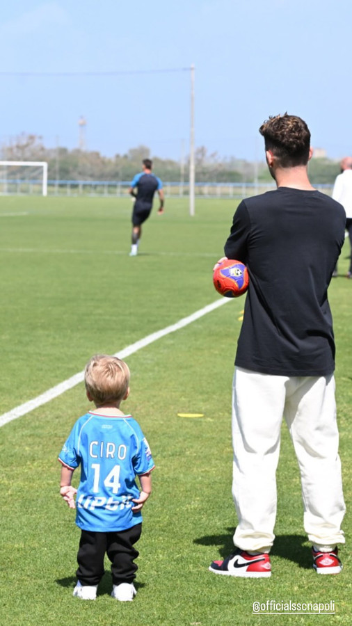 Weer even God in Napels: Dries Mertens neemt zoontje Ciro mee naar ...