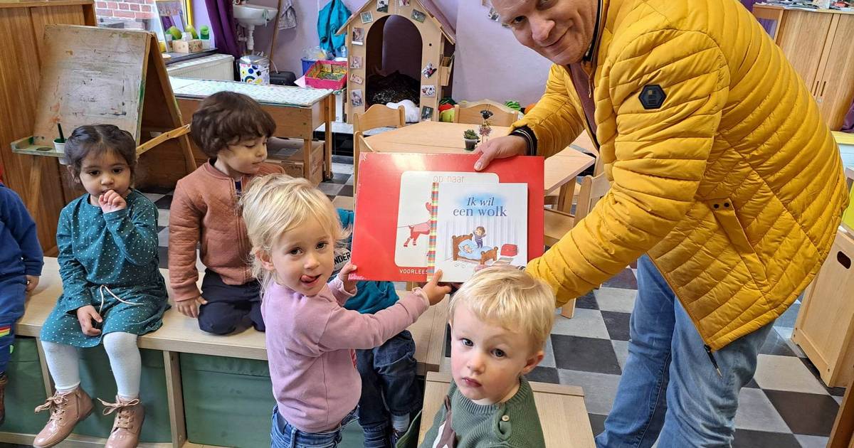 Kleuters Klavertje 4 ontvangen boekenpakket tijdens de voorleesweek ...