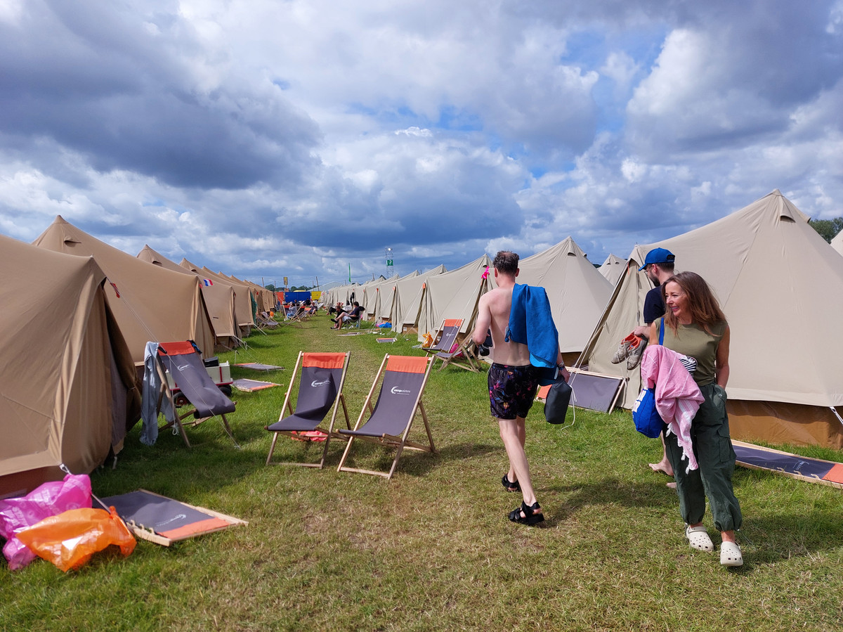 Baden in luxe in het Rabbit Resort op Down The Rabbit Hole: ‘Wij zijn ...