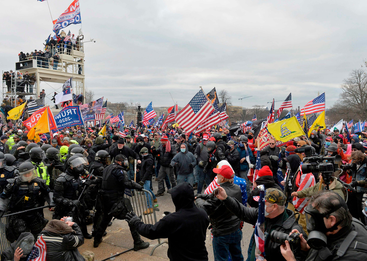 Capitool-bestormers vragen rechter om op vakantie te gaan en om ...