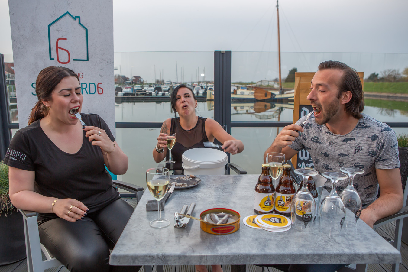 Een stukje stinkvis eten vergt heel wat lef | Foto | bndestem.nl
