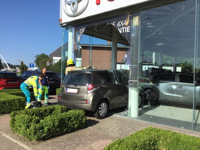 Bestuurster (95) rijdt showroom van Toyota-garage binnen: vrouw lichtgewond | Herentals | hln.be