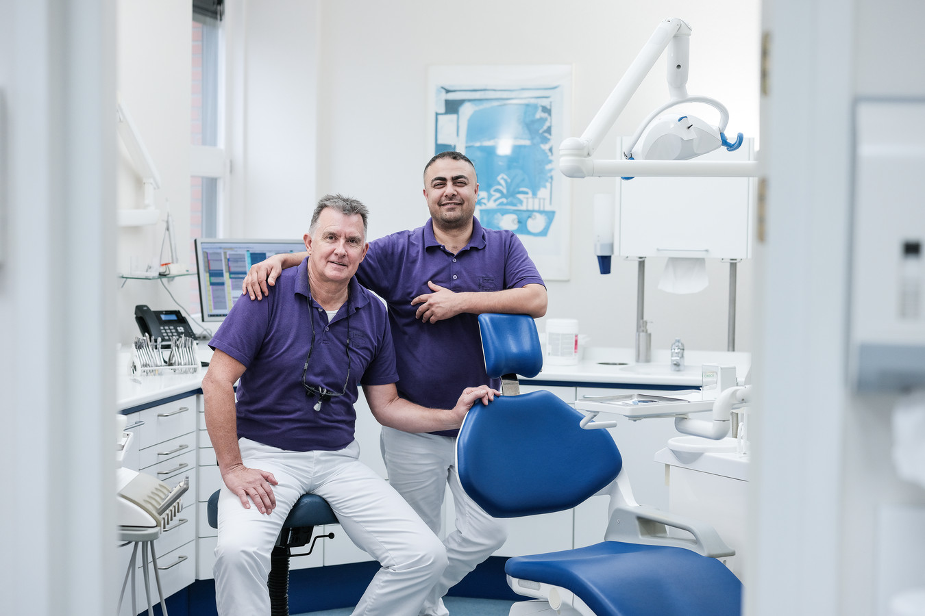 Praktijk in Dichteren gaat over naar Syrische vluchteling: Anas is een blije tandarts | Foto ...