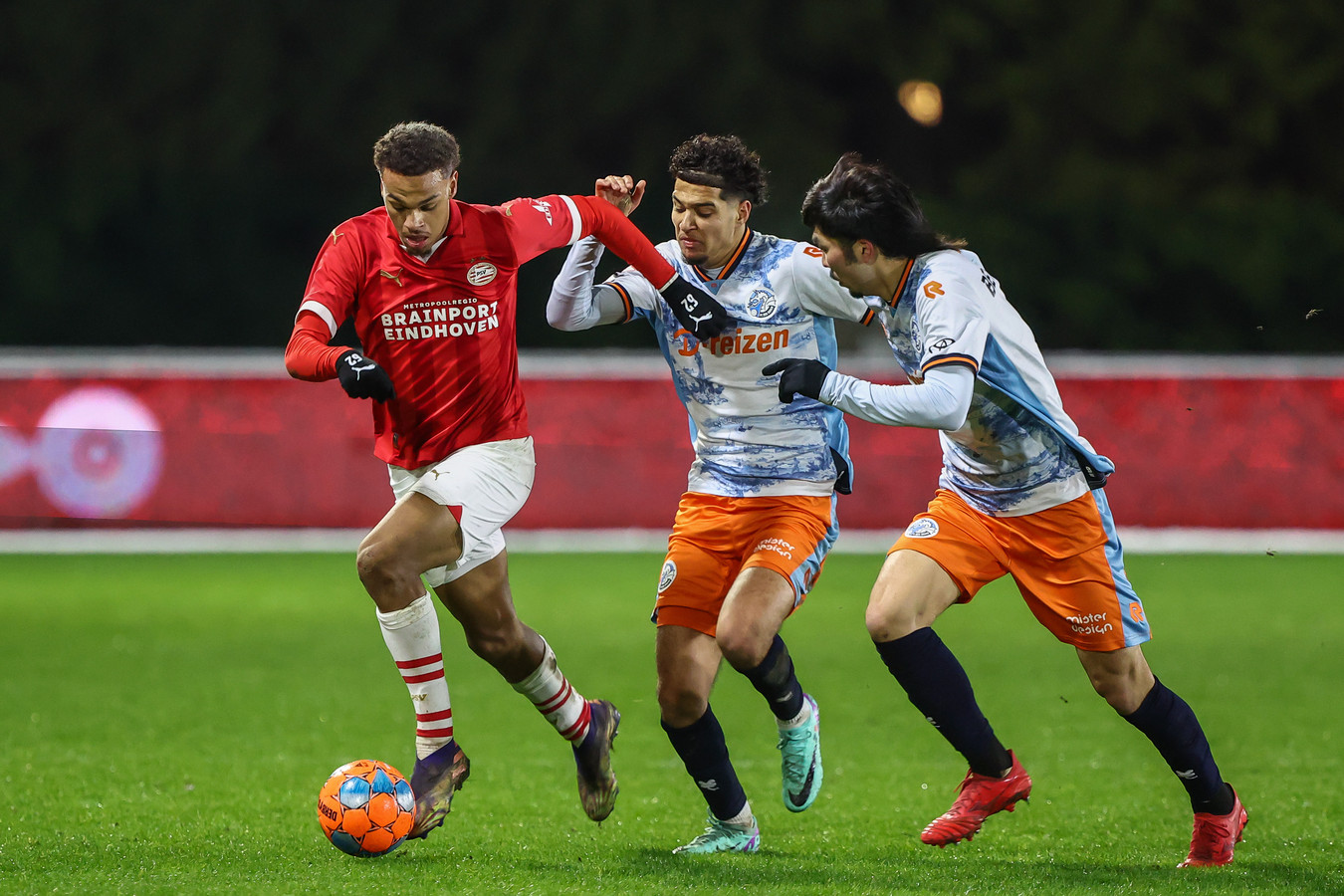 Trainer Wil Boessen legt na nieuwe tegenslag nog eens uit wat Jong PSV ...