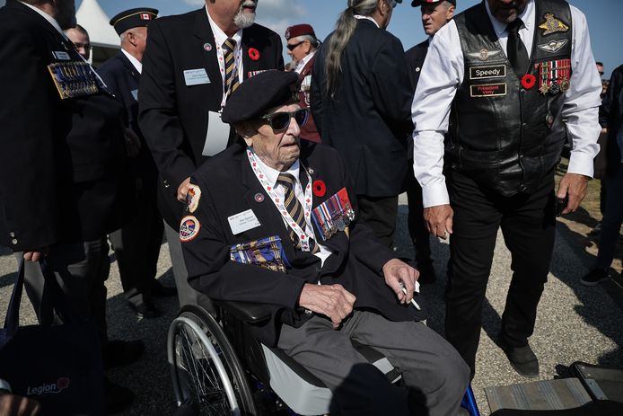 Amerikaanse oorlogsveteraan (102) overlijdt op weg naar herdenking van ...