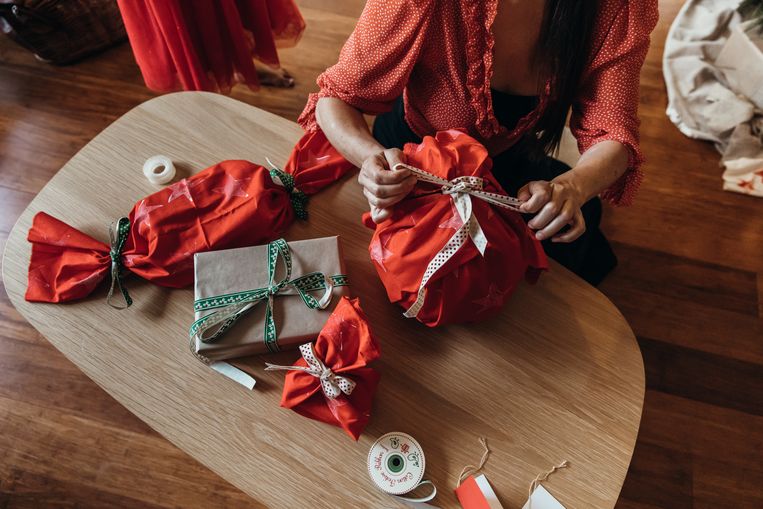 Zó pak je heel makkelijk een rond cadeautje in | Libelle