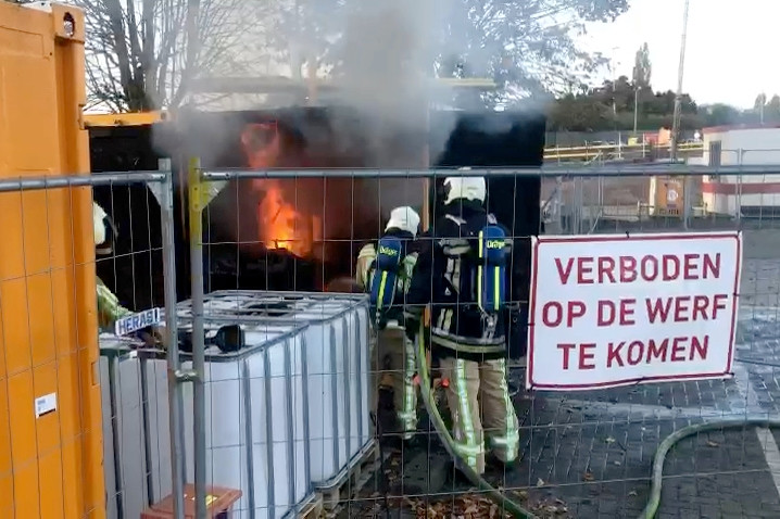 Dieven stichten brand bij openslijpen werfcontainers op werf E40 tussen ...