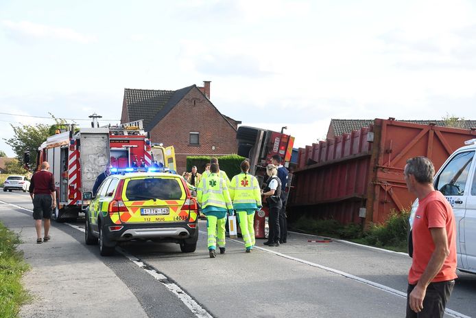 Vrachtwagen raakt van de weg af: brandweer moet chauffeur bevrijden ...