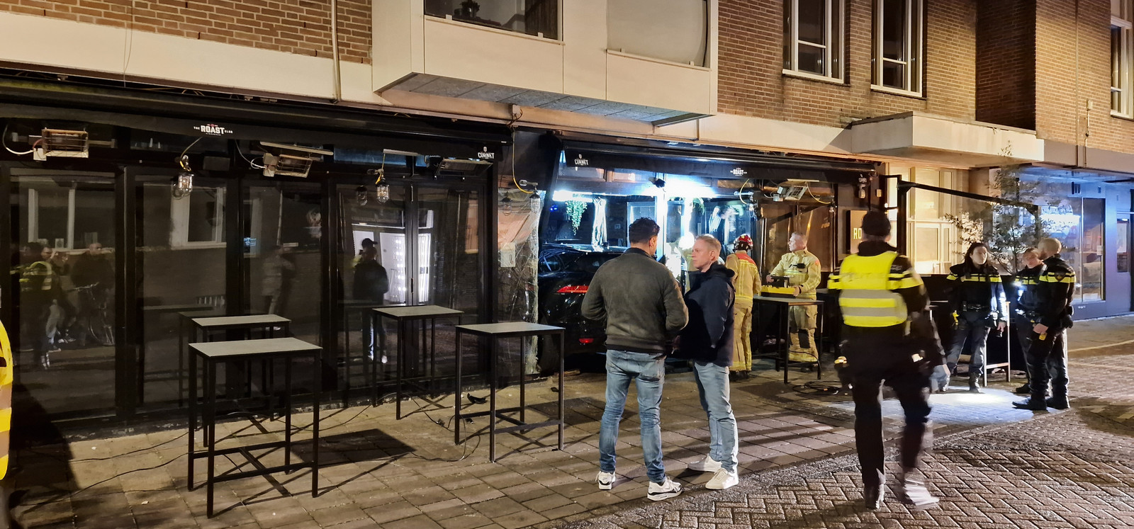 Man rijdt met auto naar binnen bij restaurant Roast Club in Eindhoven ...
