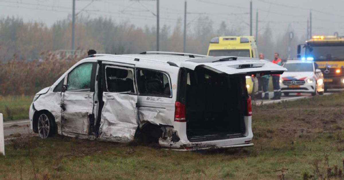 Spookrijder aangehouden na flinke botsing tussen taxibus en bestelbus in Lelystad | 112 nieuws ...