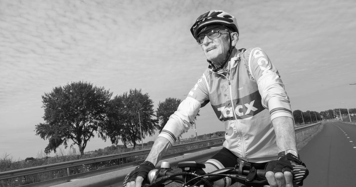 Wereldkampioen Piet van Heusden (1929-2023) fietste complete ...