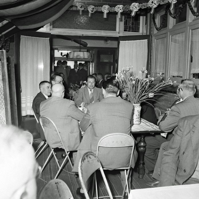 Het zilveren echtpaar Van Luyt vierde een feestje in 1953 | Eindhoven ...