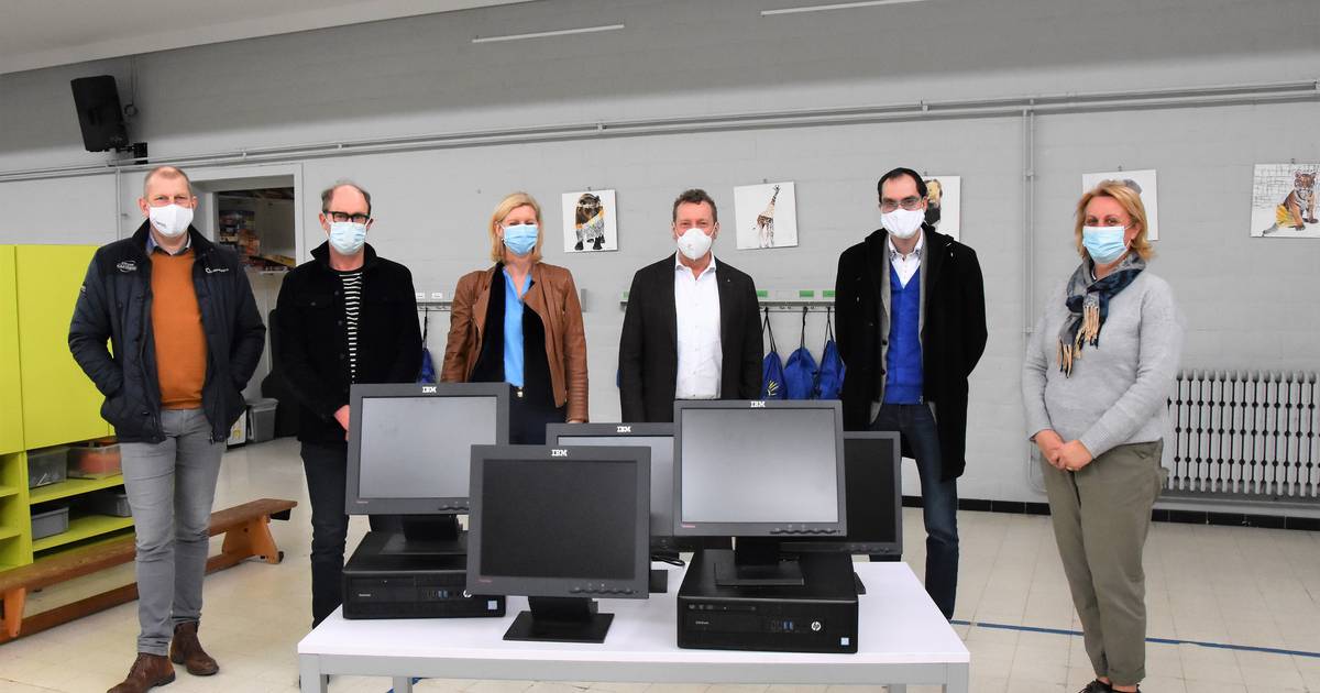 CKV-bank schenkt tien computers aan Zonneburcht: “Broodnodig voor ...