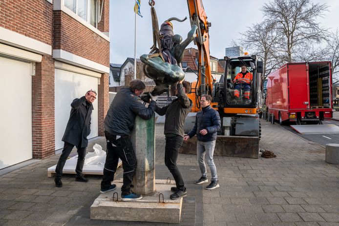 Bronzen beeld ‘de Boogschutter’ is terug in Terneuzen | Terneuzen | AD.nl