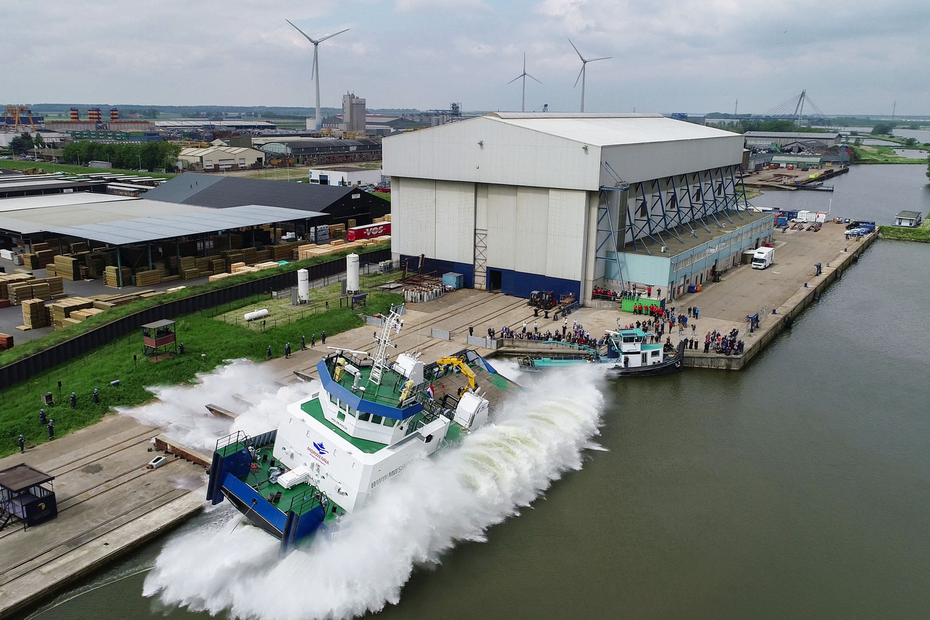 Derde en laatste duwboot glijdt te water bij scheepswerf Bodewes in ...