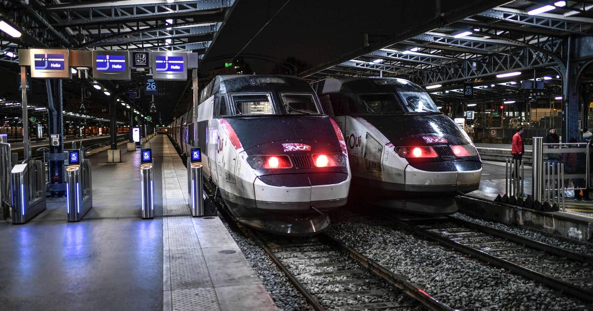 Honderden reizigers hele nacht vast op TGV’s in zuidwesten van ...