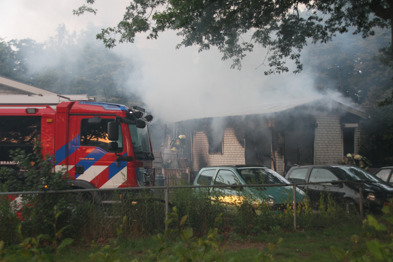 Brandweer Deventer rukt uit met groot materieel: woonwagen volledig ... Brandweer Deventer rukt uit met groot materieel: woonwagen volledig ...