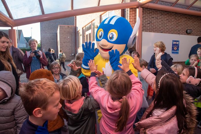 Superheld High-Five beloont Wichelse kinderen die te voet of met de ...