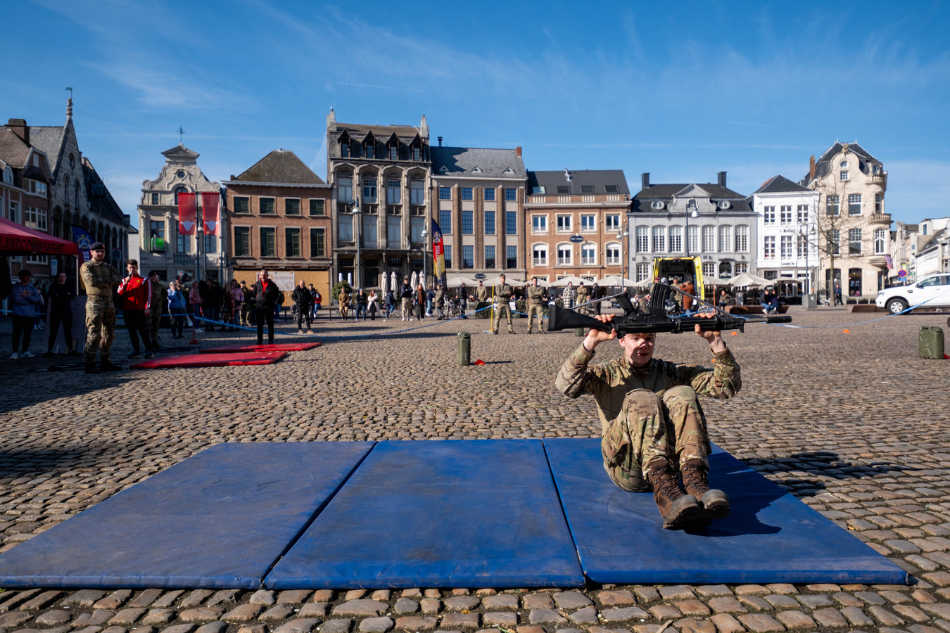 Bataljon Artillerie schenkt 2.300 euro aan 't Hofke en laat Lierenaars ...