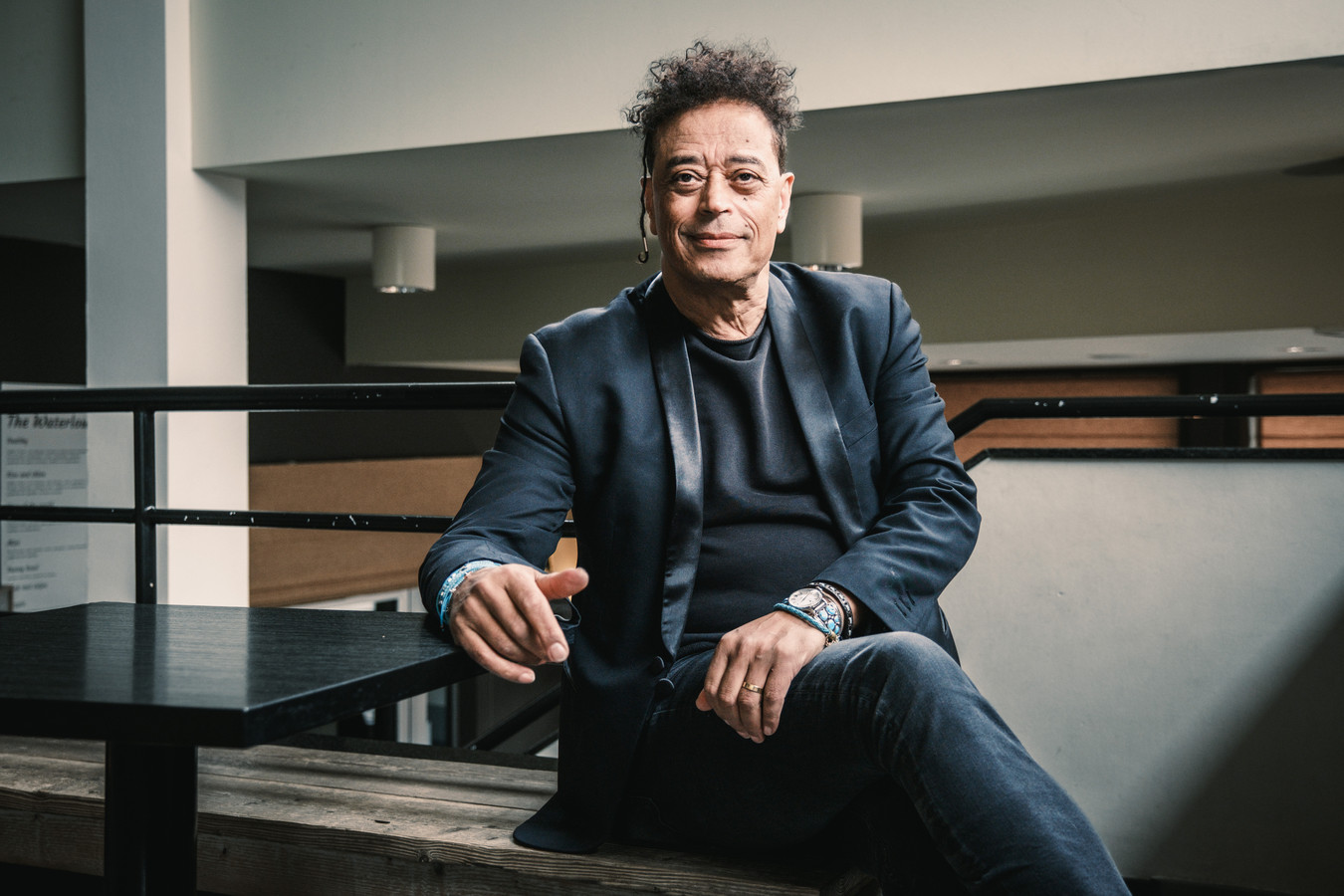 Jean Bosco Safari wordt 70 en bruist van de plannen: “Die bekende producer belde me vanuit New ...