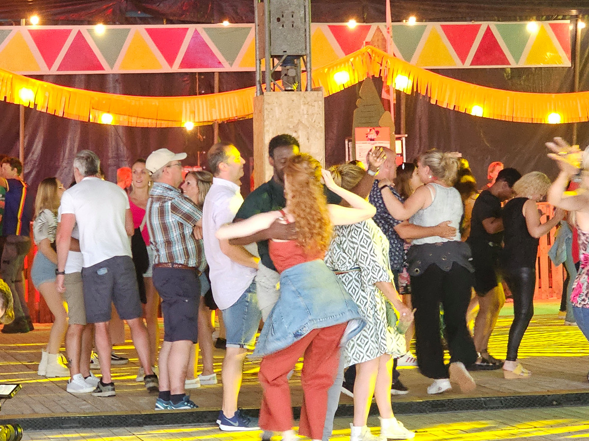 IN BEELD. 40ste Antilliaanse Feesten gestart onder stralende zomerzon ...