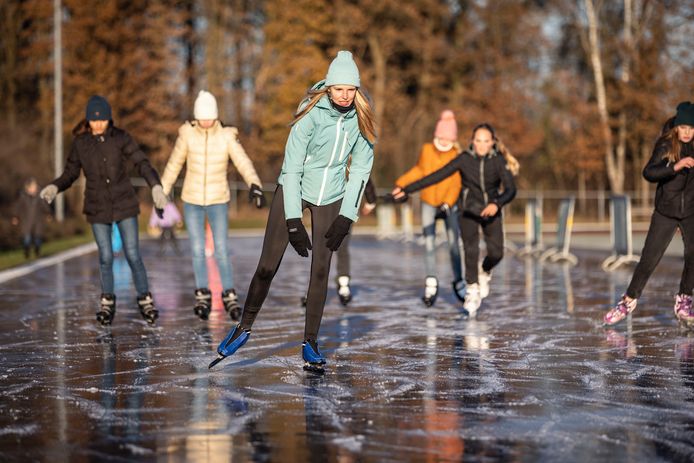 Nog voor de poorten officieel geopend zijn, staan de eerste schaatsers ...
