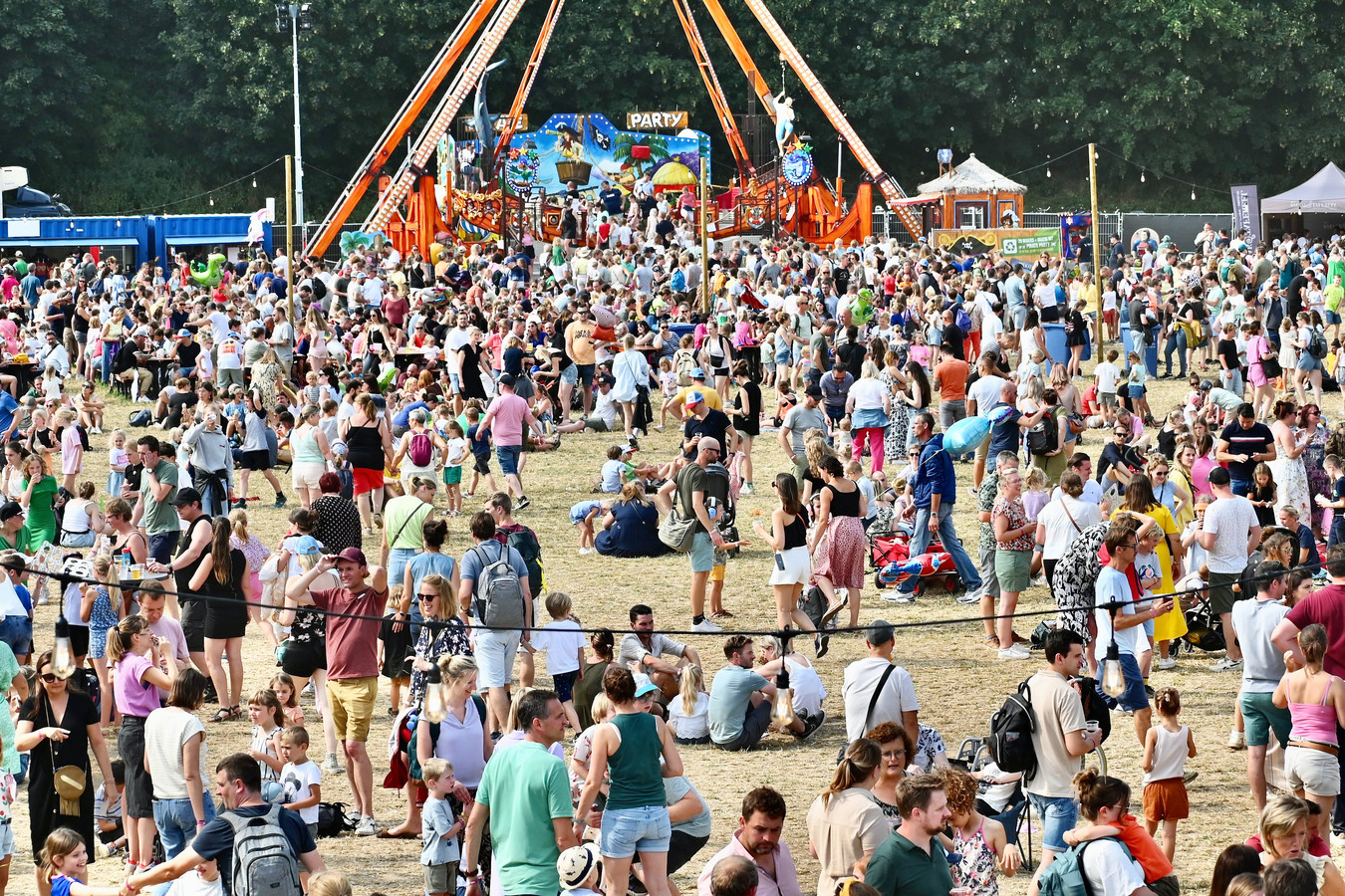 Podium bijna te klein voor al die grote namen op Moen Feest: Clouseau ...