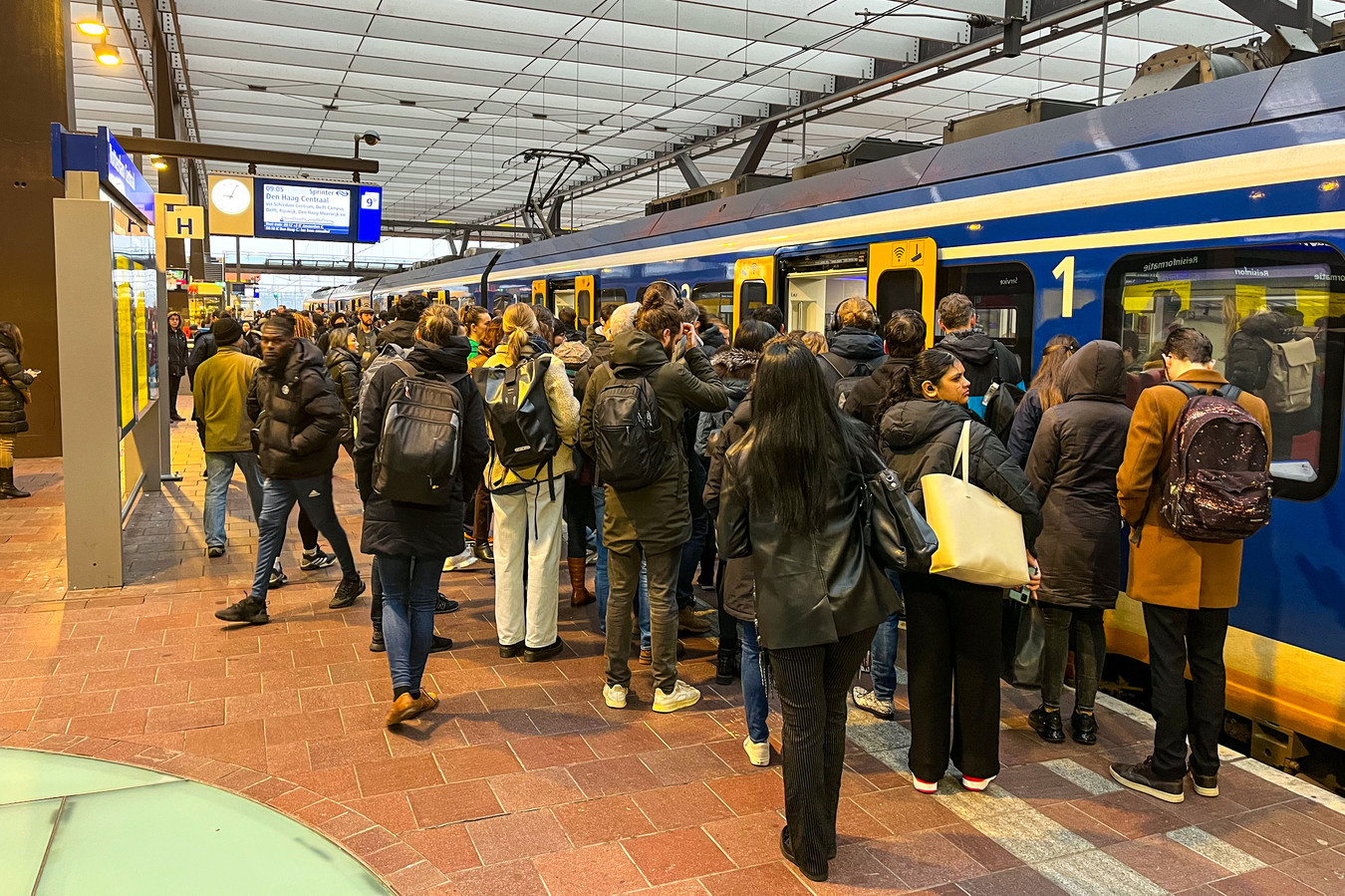 Wissel gescheurd, maar geen personeel voor reparatie: hele dag veel ... Wissel gescheurd, maar geen personeel voor reparatie: hele dag veel ...