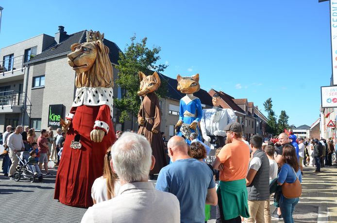 Reuzenstoet zet orgelpunt op Kovekenskermis | Lokeren | hln.be