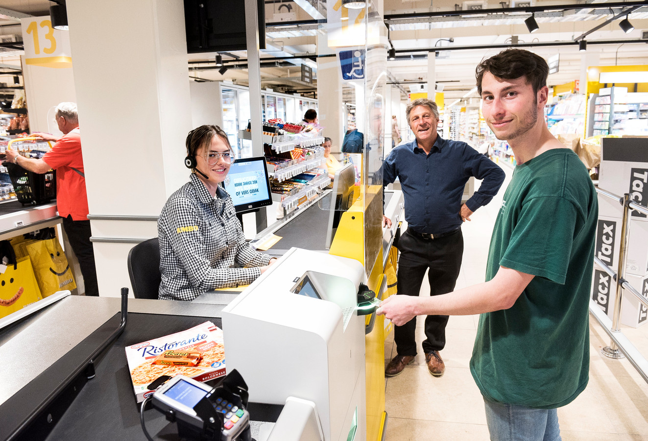 Nieuw! In deze supermarkt stop je zélf het geld in de kassa | Foto | AD.nl