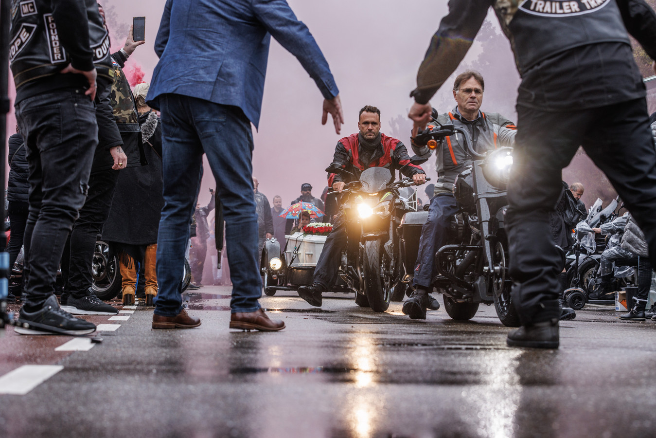 Video van de dag: Erehaag met fakkels en vuurpijlen voor doodgestoken ...